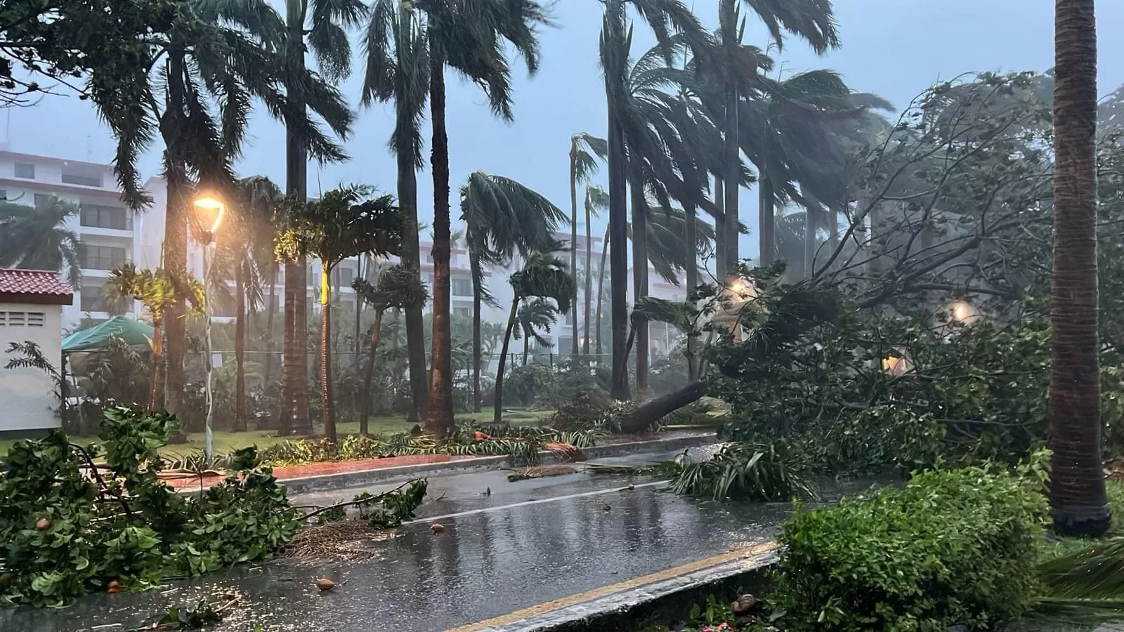 Tormenta tropical Helen empieza a generar estragos en Cancún